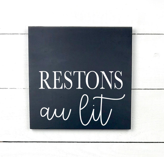 wooden sign | Restons au lit | Old Shack